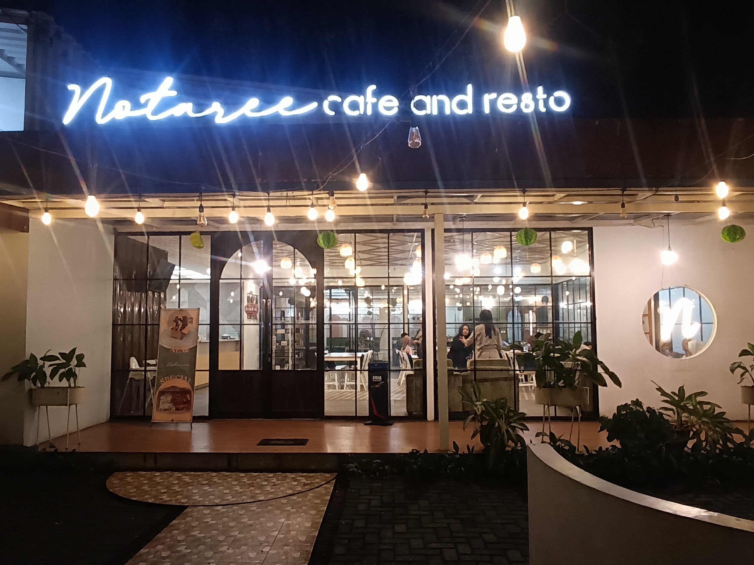 Notaree Cafe and Resto, Tempat Nongkrong Ditengah Kota Yang Cozy Banget ...